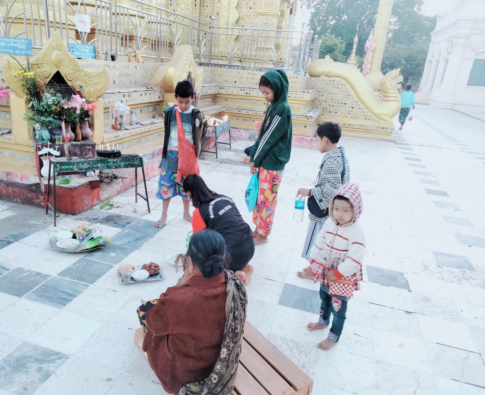 နတ်မောက်မြို့ ဆုတောင်းပြည့်စေတီတော်မြတ်ကြီးအား ထမနဲဆွမ်းကပ်လှူပူဇော်သူမ